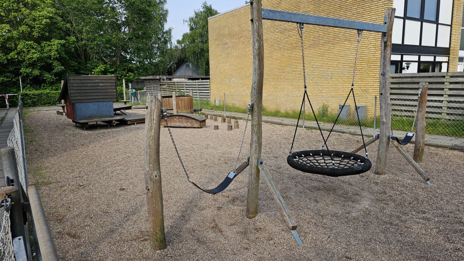 Legepladsen Gule Rækkehuse - udinaturen.dk